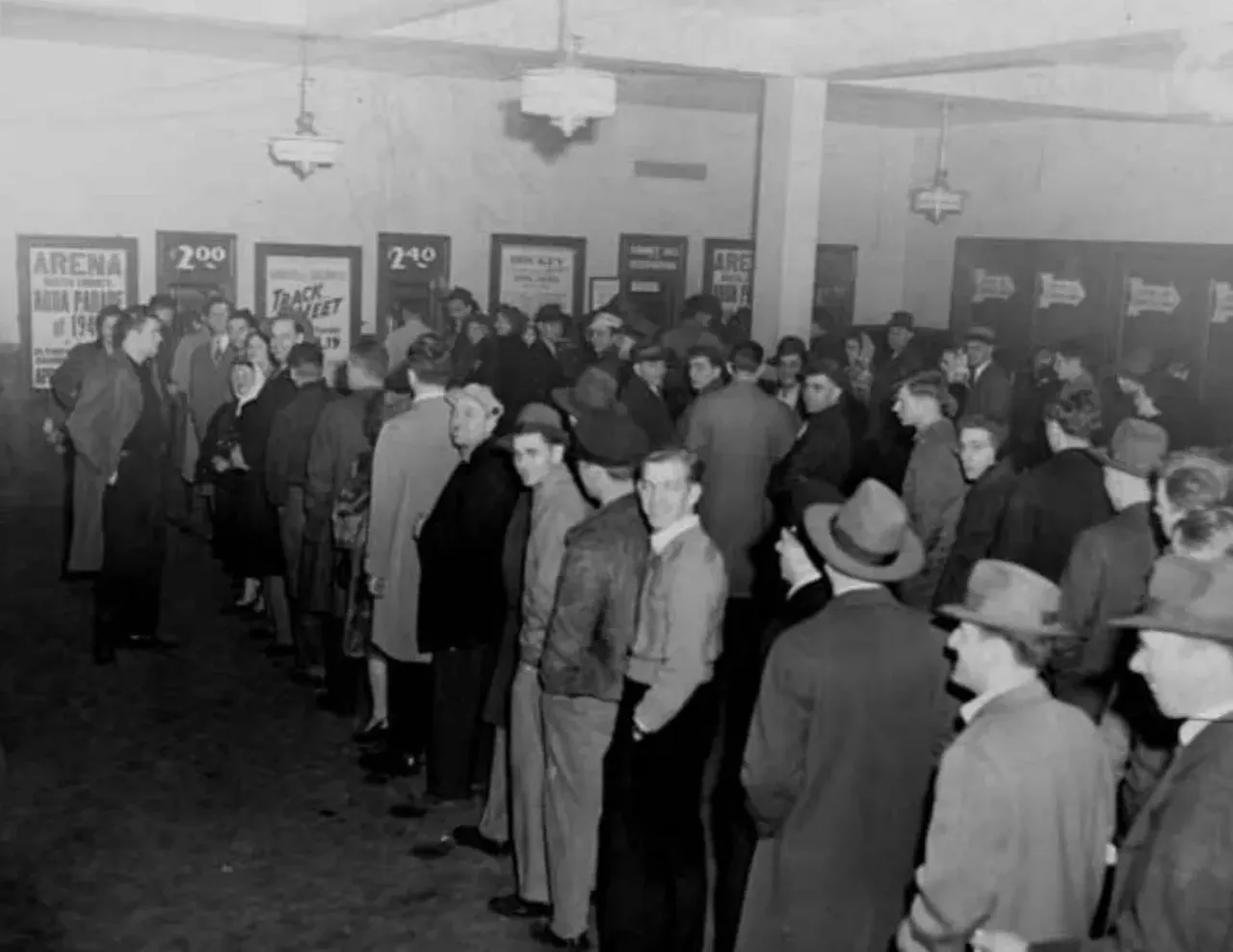 50 Vintage Photos of the Old Cleveland Arena, Home to Basketball ...