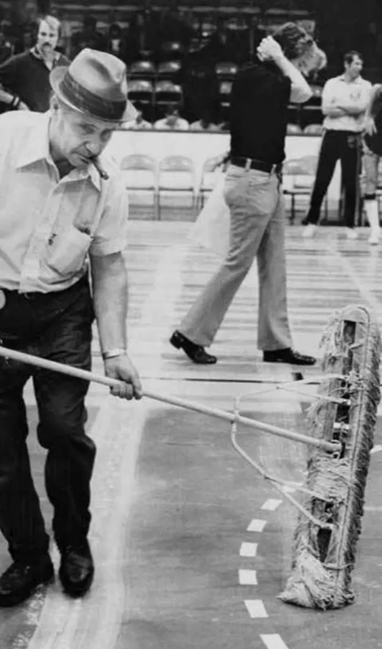 50 Vintage Photos of the Old Cleveland Arena, Home to Basketball ...