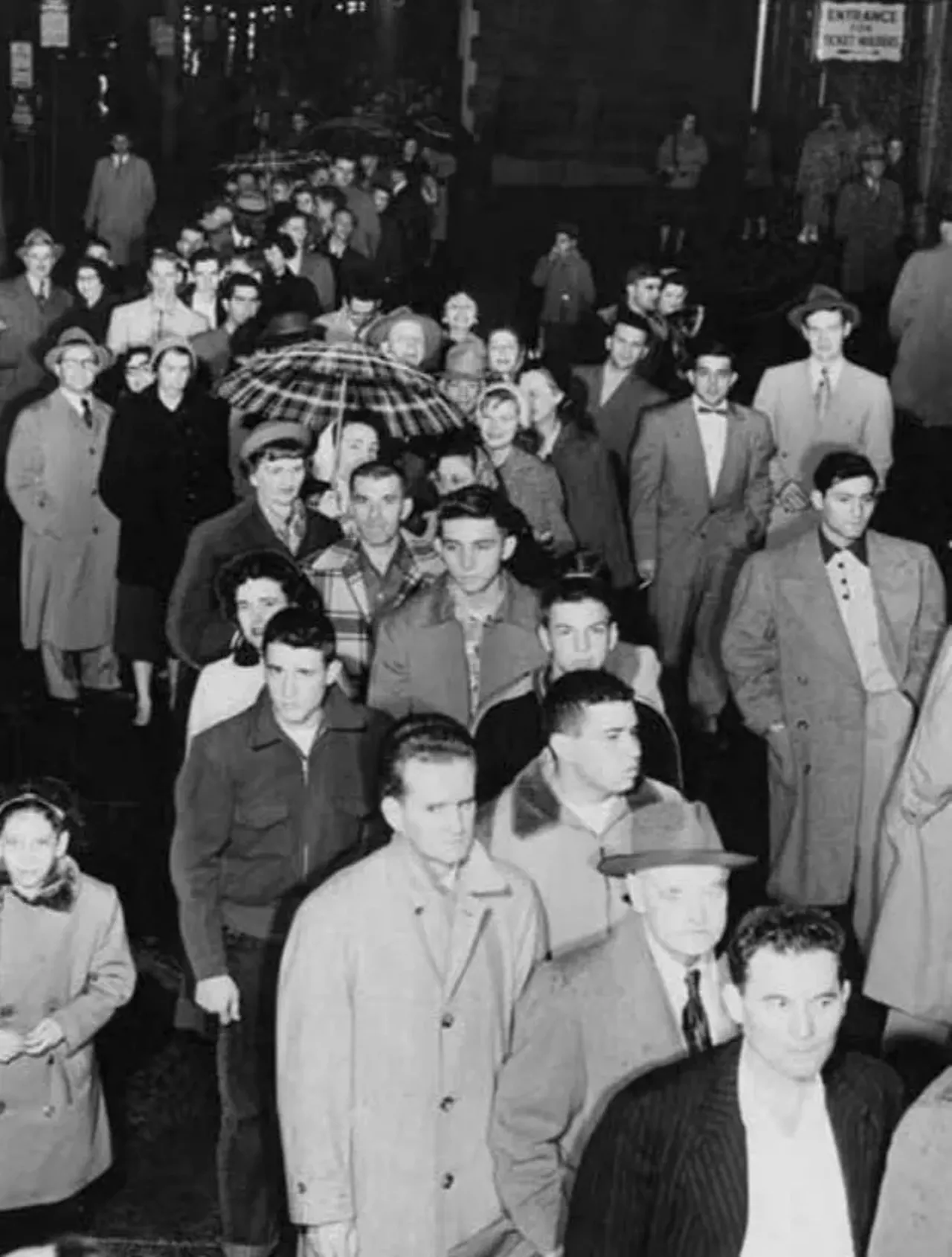 50 Vintage Photos of the Old Cleveland Arena, Home to Basketball ...