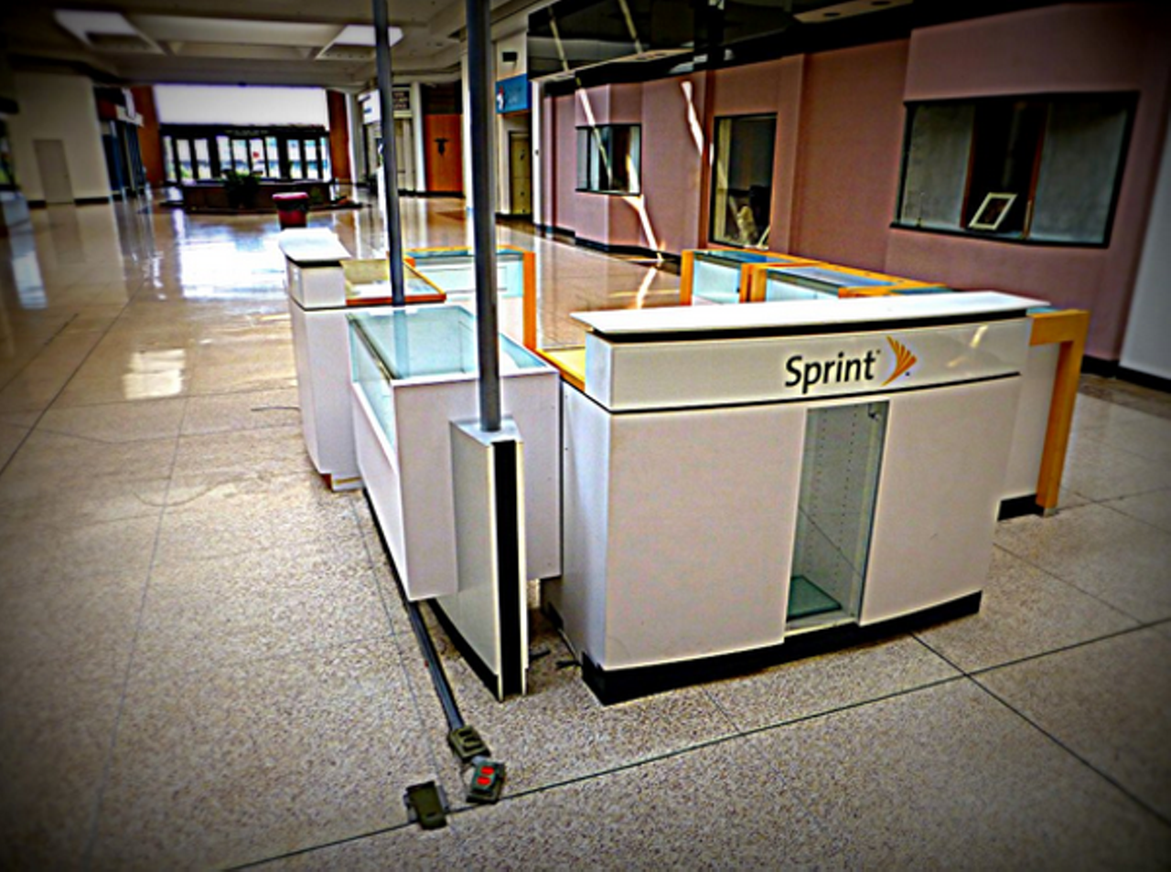 Eerie Photos of the Old and (Mostly) Abandoned Euclid Square Mall ...
