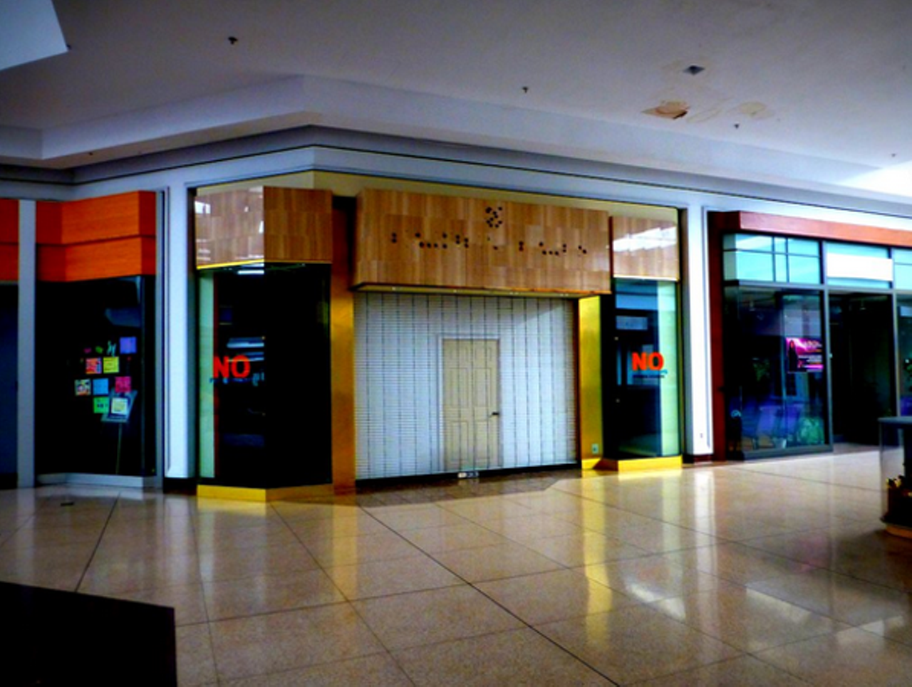 Eerie Photos of the Old and (Mostly) Abandoned Euclid Square Mall ...