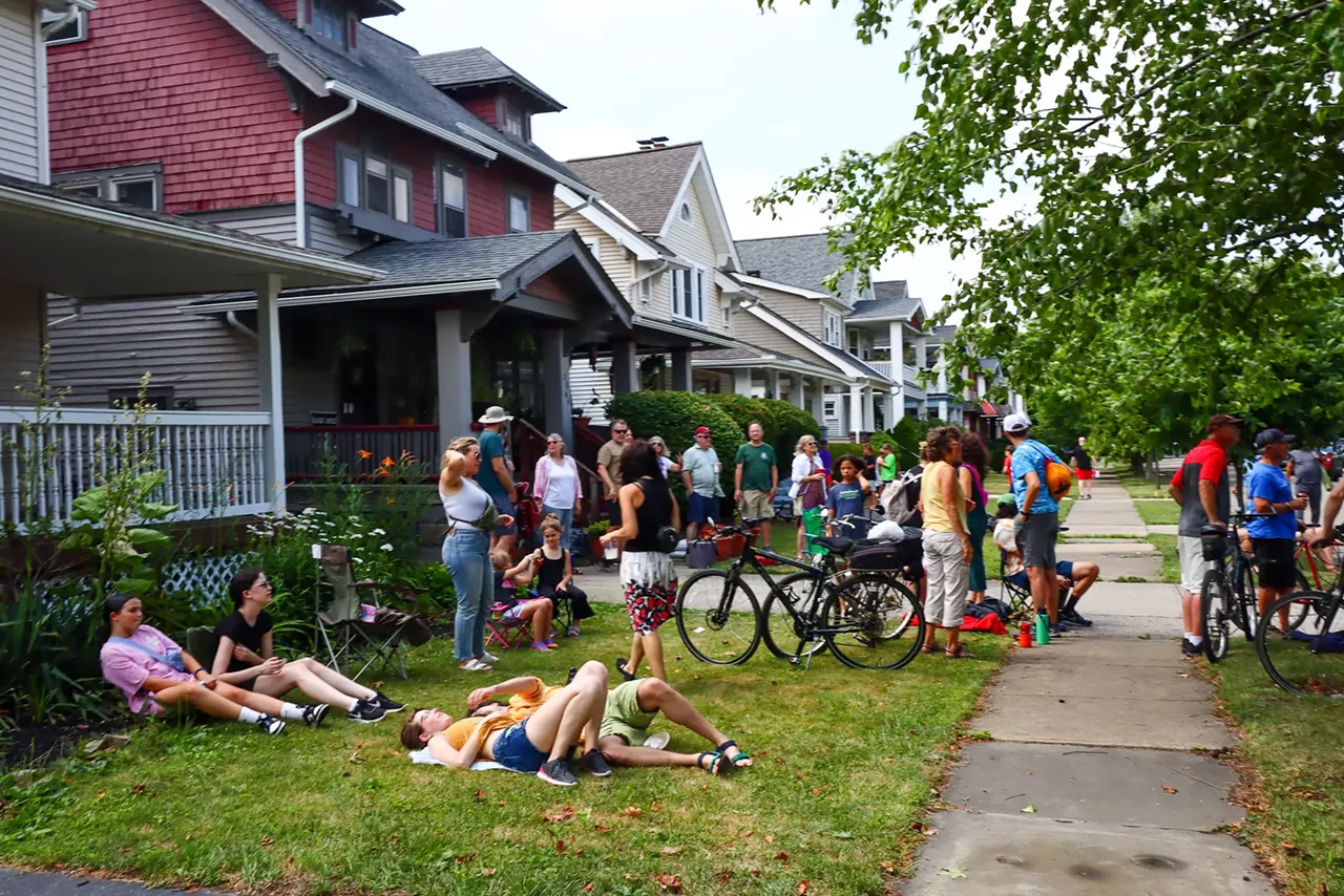 Photos: Despite Rain Concerns, Larchmere Porchfest Rocked On Without ...