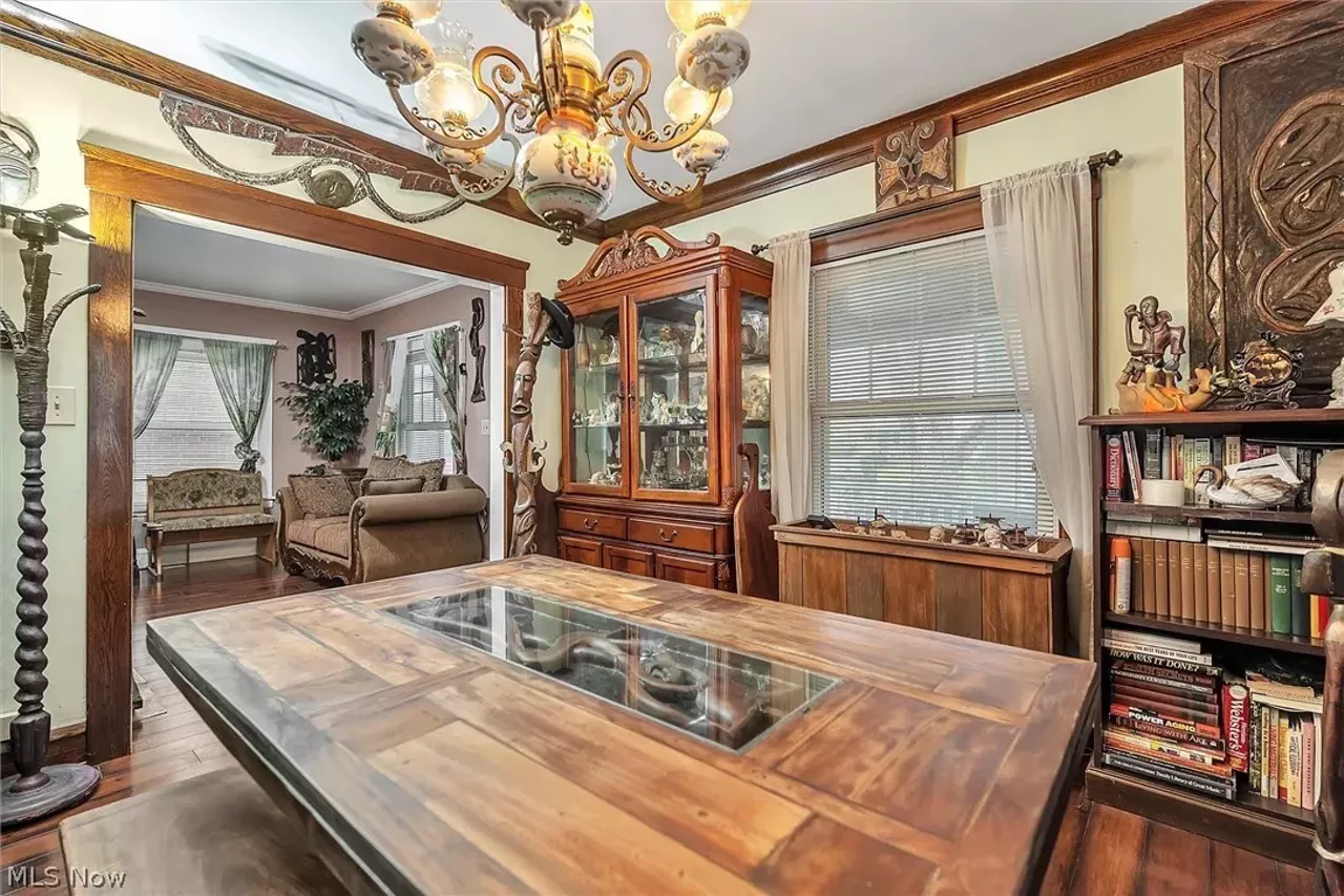 This Cleveland House and Its Giant Dinosaur Statues Could Be Yours For ...