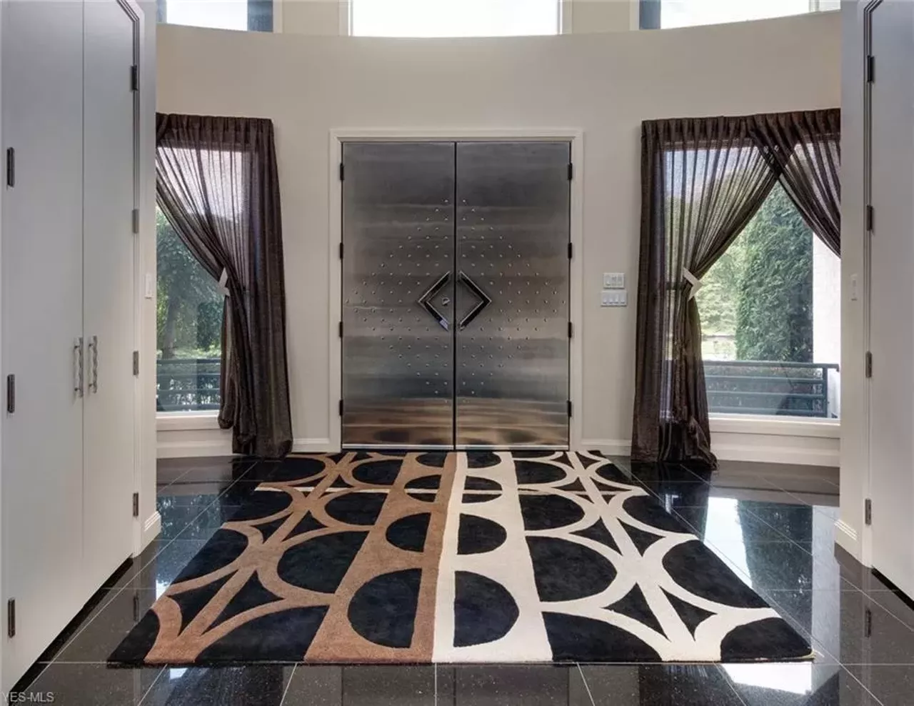 This Pepper Pike Home Is A Mashup Of 1980s Mall Vibes And Mid-Century ...