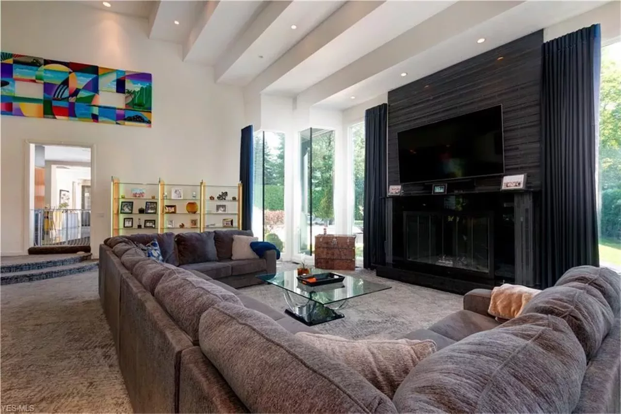 This Pepper Pike Home Is A Mashup Of 1980s Mall Vibes And Mid-Century ...