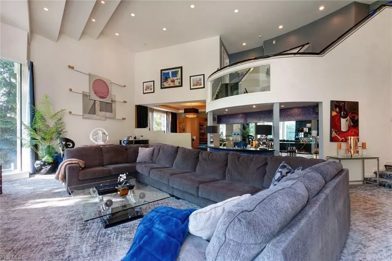 This Pepper Pike Home Is A Mashup Of 1980s Mall Vibes And Mid-Century ...