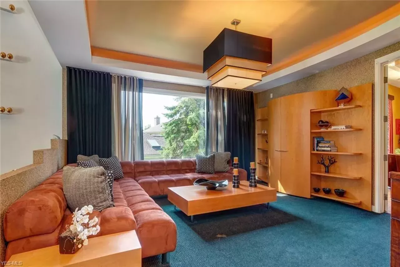 This Pepper Pike Home Is A Mashup Of 1980s Mall Vibes And Mid-Century ...
